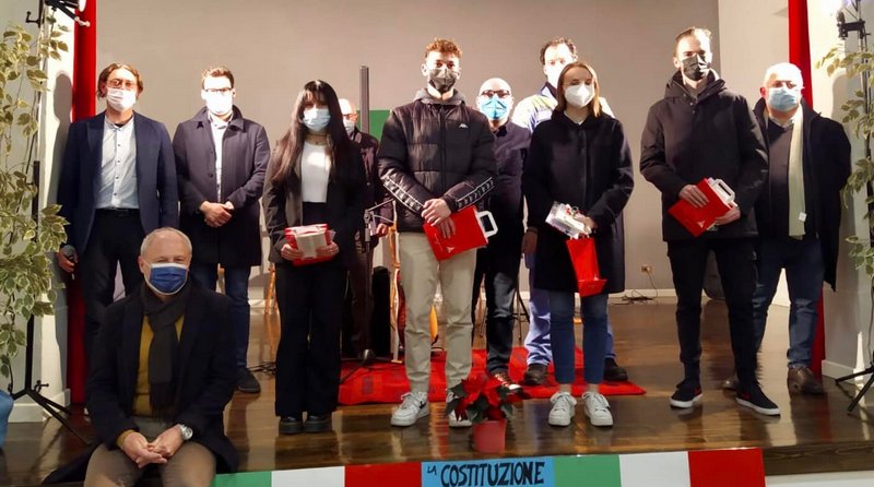 Consegnata la Costituzione ai neo maggiorenni di Rive d'Arcano - Studio ... Consegnata la Costituzione ai neo maggiorenni di Rive d'Arcano - Studio ...