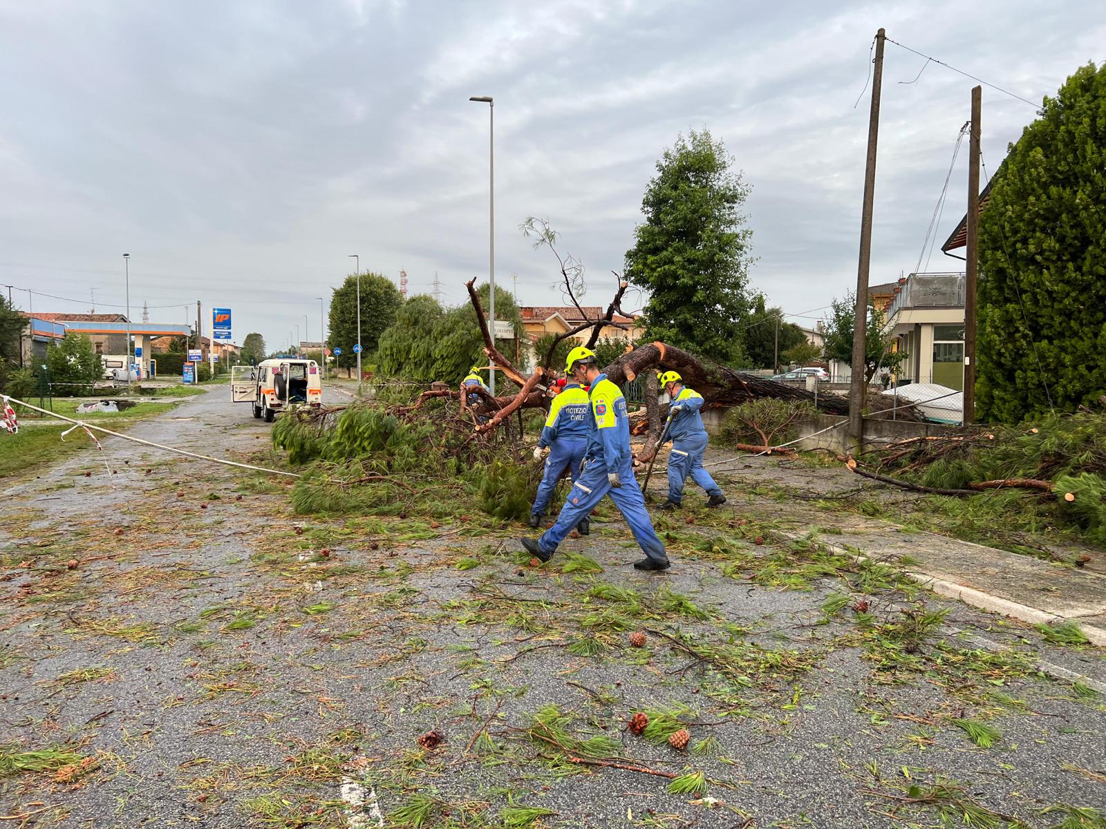 Raffiche di vento, forti piogge e grandine: tanti i danni in Friuli ...