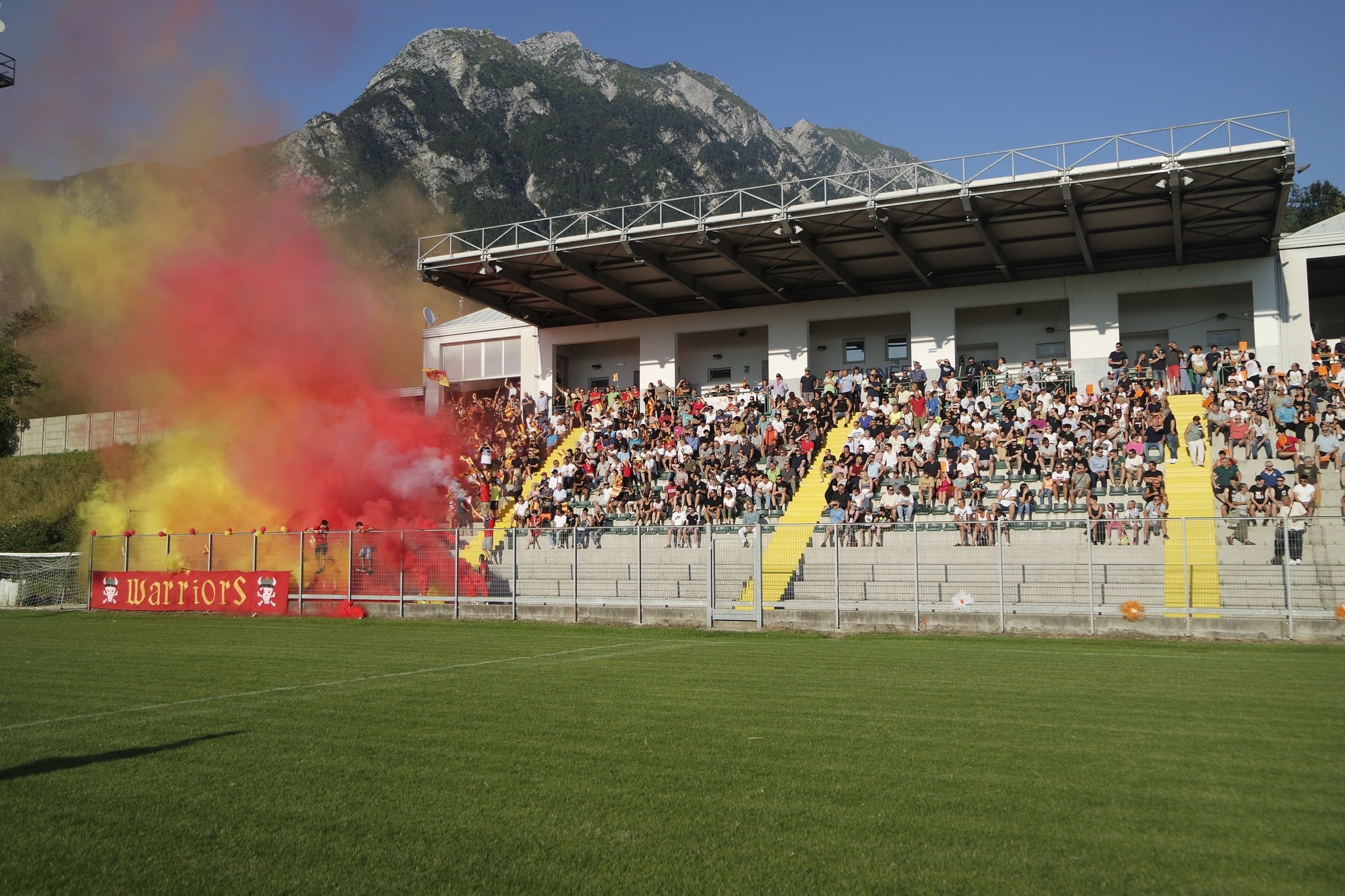 Cinque Daspo dalla Questura di Udine per i petardi e fumogeni della ...