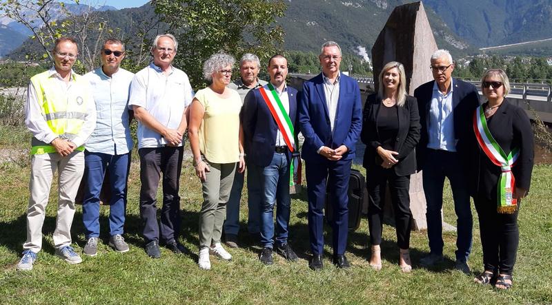 Posata la prima pietra dei lavori per la nuova rotatoria a Ponte Avons ... Posata la prima pietra dei lavori per la nuova rotatoria a Ponte Avons ...